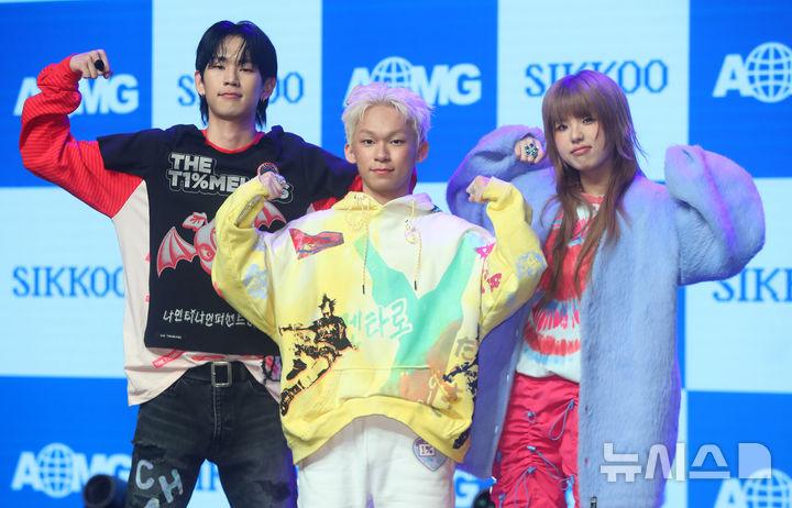 혼성 힙합그룹 '식구(SIKKOO)', AOMG 2.0 입구서 '얼씨구 절씨구' : zum 뉴스