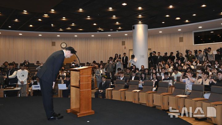 'SKT 해킹' 머리 숙인 최태원…"뼈 아프게 반성"(종합) : zum 뉴스