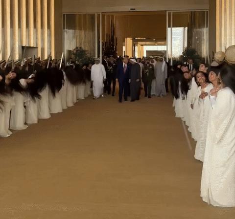 트럼프 나타나자 UAE 여성들 머리카락 '휙휙'…무슨 일? : ZUM 뉴스