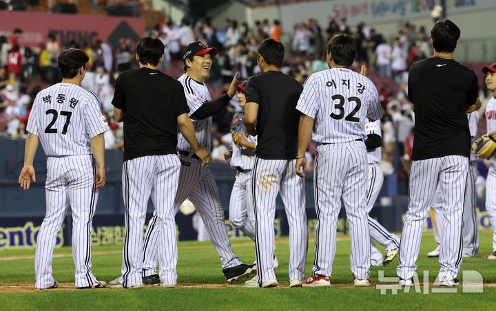 LG, SSG 꺾고 0.5경기 차 선두 수성…롯데는 3위 탈환(종합) : zum 뉴스