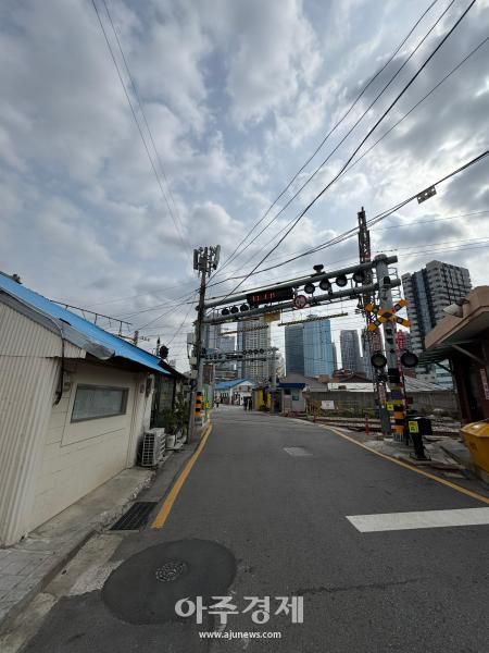 연일 파격 제안... '사업비 1조' 용산정비창 수주전, HDC현산 VS 포스코 격돌 : zum 뉴스