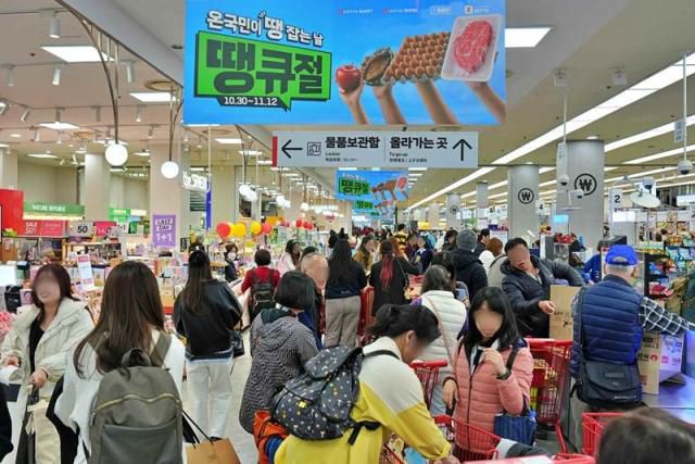 [김아령의 주말 장바구니] 블랙 홈플런·땡큐절 2R…삼겹살·연어 '반값' 대전 : zum 뉴스