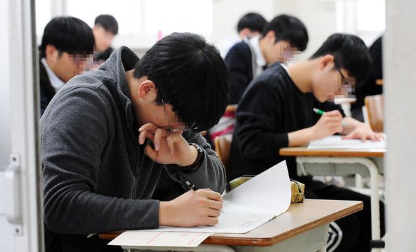 2025 고2 6월 모의고사 'ebsi 예상등급컷' 국어90·수학80·영어90 : ZUM 뉴스