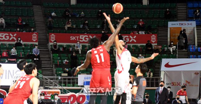 [포토] 유관중 경기로 펼쳐지는 SK-KGC전 : ZUM 뉴스