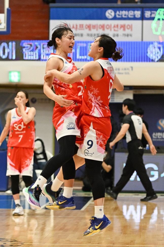 '김소니아 27점-이경은 20점' 신한, 2차 연장 끝 KB 제압...'4위 노터치' [SS 인천in] : zum 뉴스