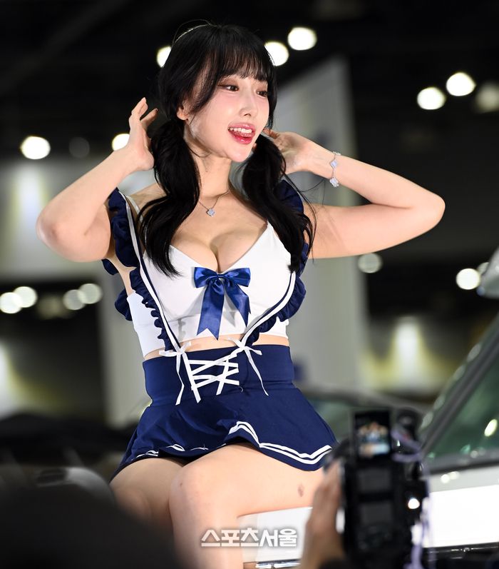 [포토] SSG와 SK와이번스 대표치어리더 이다연, 지금은 경기국제보트쇼의 대표모델! : zum 뉴스