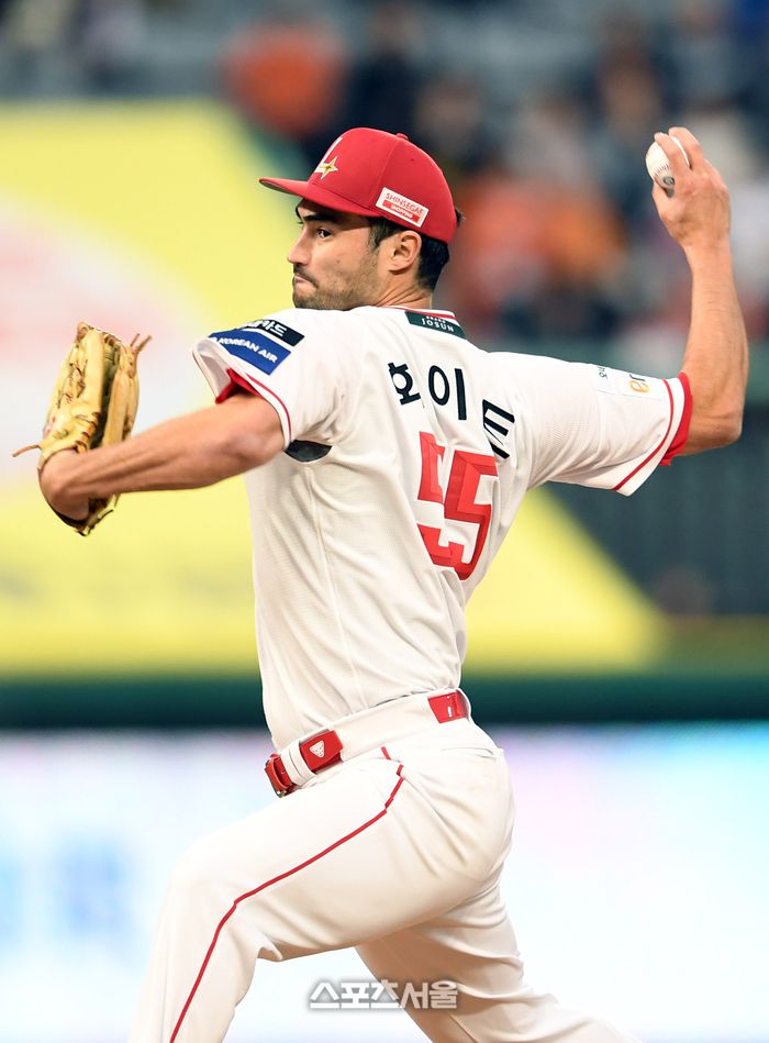 [포토]KBO리그 첫 선 보이는 SSG 선발 화이트 : ZUM 뉴스