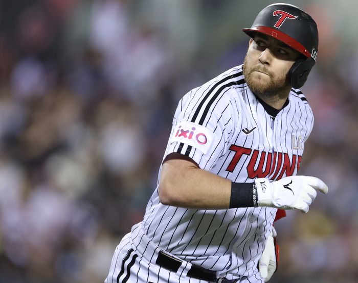 오스틴 ‘쐐기 투런포’→LG, SSG 6-4 제압…1위 자리 지켰다 [SS잠실in] : zum 뉴스