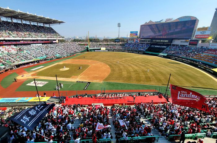 김강민 ‘은퇴식’+앤더슨 vs 폰세 ‘최고 외인 맞대결’→SSG, ‘구단 최초’ 4연속 매진 기록 [SS문학in] : zum 뉴스