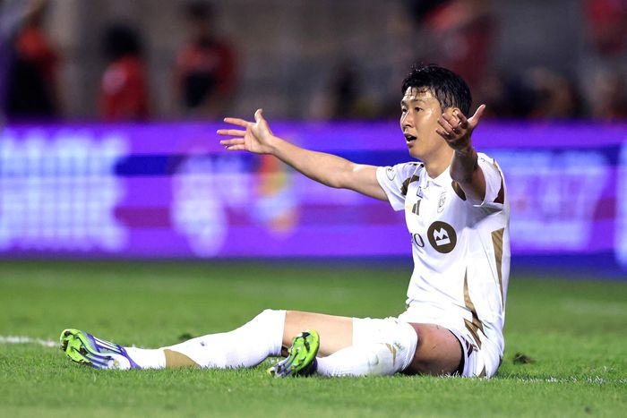 ‘미쳤다’ 환호성 받은 손흥민, MLS 데뷔전부터 ‘PK 유도’로 만점 활약…LAFC는 시카고와 2-2 무승부 : zum 뉴스