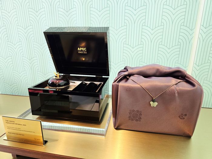 ‘LG 더후’, APEC 정상 배우자·젠슨 황 손에…‘무형유산 나전칠기함’ 특별 선물 : zum 뉴스