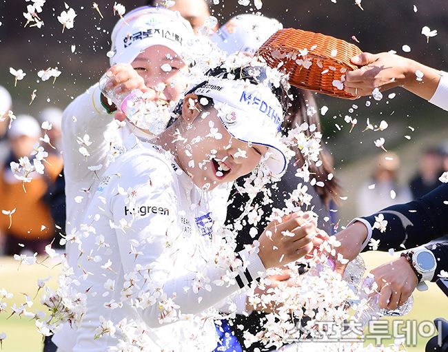 [ST포토] 이예원, 2025 KLPGA 첫 번째 우승 : zum 뉴스