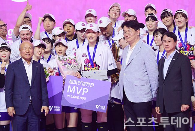 [ST포토] 김연경, 챔피언 결정전 MVP : ZUM 뉴스