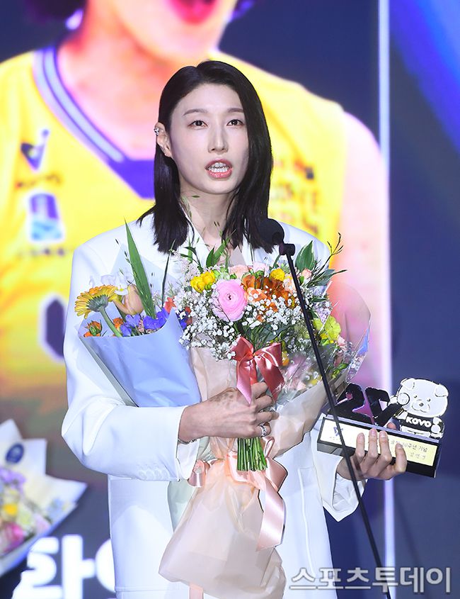 [ST포토] 김연경, KOVO 20주년 베스트7 선정 : ZUM 뉴스