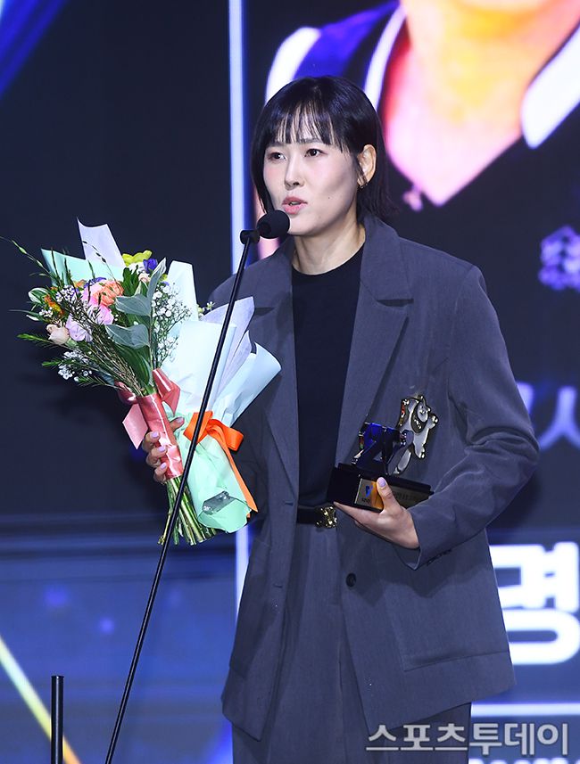 [ST포토] 임명옥, KOVO 20주년 베스트7 리베로 : ZUM 뉴스