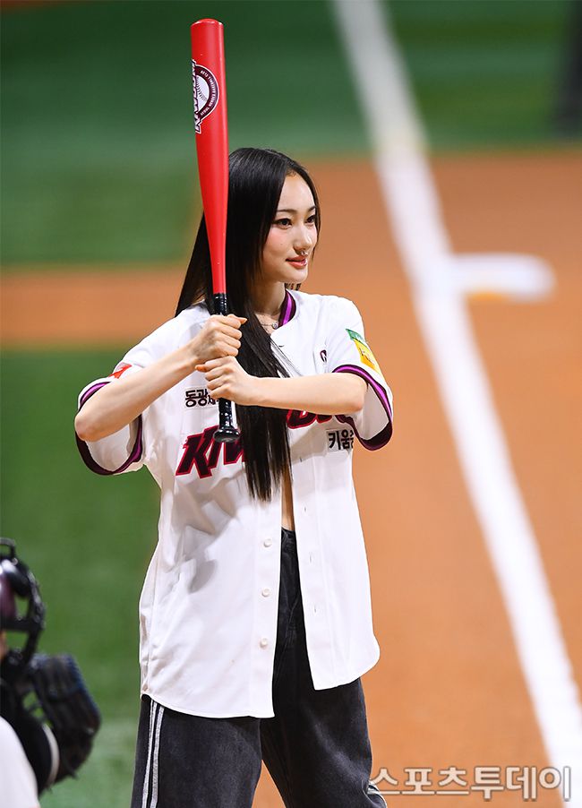 [ST포토] VVS 라나, 데뷔 8일 만에 야구 시타 : ZUM 뉴스