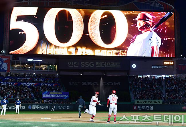[ST포토] 최정, KBO 최초 500 홈런 : ZUM 뉴스