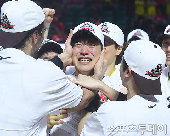 [ST포토] LG 허일영, 우승 MVP : ZUM 뉴스