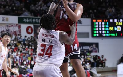 ‘막판 집중력’ KGC, 1·2위 대결서 미소..삼성 또 50점대 ‘무기력 8연패’ : ZUM 뉴스