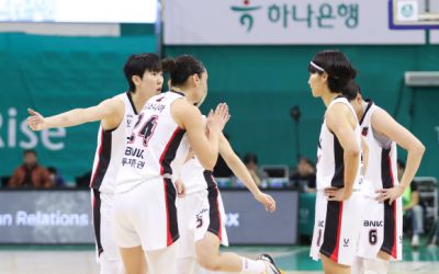 박혜진 4쿼터 3점슛 ‘쾅쾅’, 1위 BNK 연승 재개…하나은행은 6연패 수렁 : ZUM 뉴스