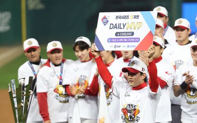 [포토S] 김성현, 한국시리즈 6차전 MVP : ZUM 뉴스
