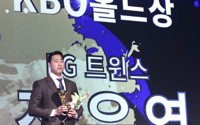 [포토S] 정우영, KBO 홀드상의 주인공 : ZUM 뉴스