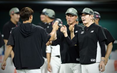 "홈런이 분위기 가져오고, 승리 발판 만들었다"…이강철 감독, 위닝시리즈에 미소[SPO 수원] : ZUM 뉴스