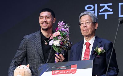 [포토S] 이선 알바노, 국내선수 MVP! : ZUM 뉴스