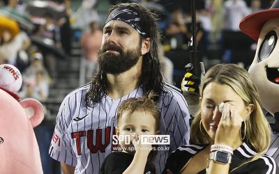 [포토S] 눈물 닦는 켈리의 아내 : ZUM 뉴스