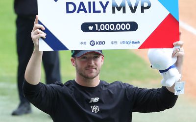 [포토S] '7이닝 무실점 호투' 벤자민, 데일리 MVP : ZUM 뉴스