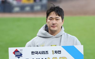 [포토S] 전상현, 한국시리즈 1차전 MVP : ZUM 뉴스