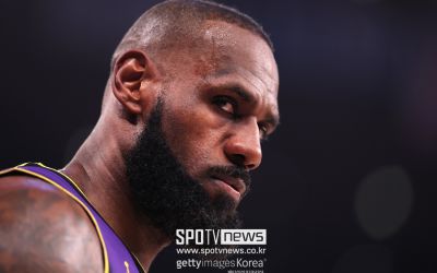 '42득점' 르브론의 LA 레이커스, '37득점' 커리의 GSW 꺾고 4연승 : ZUM 뉴스