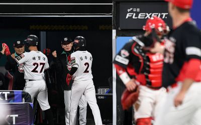 놀린 난조+타선 침묵 겹친 KIA, 하루로 끝난 4년의 기다림 [WC1] : ZUM 뉴스
