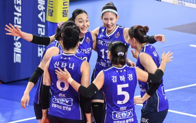 '풀세트 진땀승' IBK기업은행, GS칼텍스 잡고 4위 사수 : ZUM 뉴스