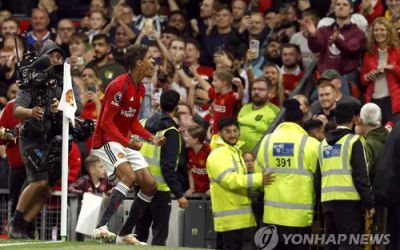 "시즌 끝났다"...맨유팬들, 바란 6주 부상에 '울상'→대안은 100kg 공격수 : ZUM 뉴스