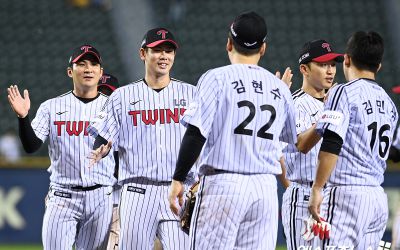 '장단 15안타' 선두 LG, SSG 10-4 완파…염경엽 감독 "선수들 집중력 칭찬" : ZUM 뉴스