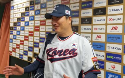 쉬지 않고 공 뿌렸다…'국민 우익수' 이진영 코치의 헌신 "젊은 선수들 성장 계기 되길" [APBC 인터뷰] : ZUM 뉴스