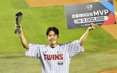 임찬규 '준PO MVP 등극'[포토] : ZUM 뉴스
