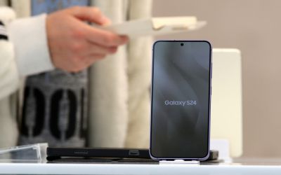 갤럭시 S24 울트라, 1Q 아이폰 15 시리즈 독주 속 선전 : ZUM 뉴스