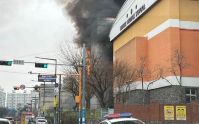 "차량 6대 불탔다" 무학여고까지 번져…'방학 중' 인명피해 없어 : ZUM 뉴스