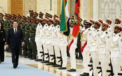 韓-UAE 정상회담, ‘300억달러 오일머니’ 유치...원전·방산 등 13개 MOU(종합) : ZUM 뉴스