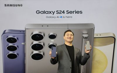 [르포] 갤럭시S24 사전개통 첫날 AI 폰에 커진 관심… “디자인 포기하고 카메라·실시간 통역 기능만 봤다” : ZUM 뉴스