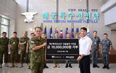 리얼맨, 해군특전단(UDT) 전술 발전 기여금으로 천만원 기부 : ZUM 뉴스