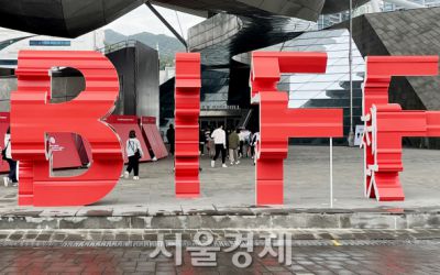 대면으로 느낄 수 있어서 더 반가운 BIFF [SE★포토] : ZUM 뉴스