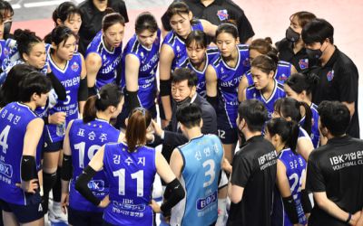 아쉬운 역전패 IBK기업은행 김호철 감독 "쓴소리 해야할 듯" : ZUM 뉴스