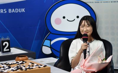 '16세' 정유진 2단, 프로 데뷔 3년 만에 첫 타이틀...IBK기업은행배 정상 : ZUM 뉴스