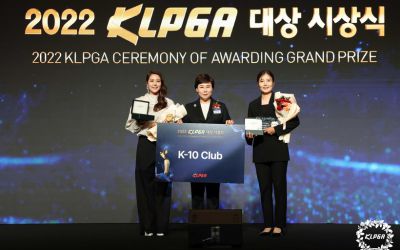 [KLPGA 대상시상식] 김지현·장수연, 투어 10년 연속 활약 'K-10 클럽' 트로피 : ZUM 뉴스