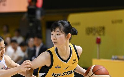 [WKBL] '허예은 펄펄' KB스타즈, 우리은행 꺾고 '역대 최다' 홈 17연승 : ZUM 뉴스