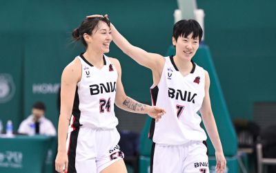 [WKBL] '김소니아·박혜진 더블더블'…선두 BNK썸, 하나은행 완파 : ZUM 뉴스