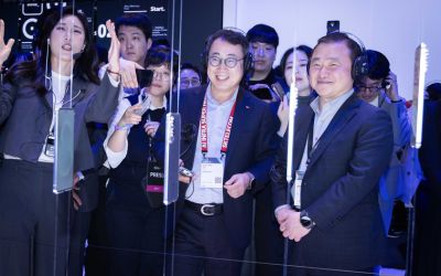 [iN The Scene] MWC25 삼성 전시관 찾은 유영상 SKT CEO : ZUM 뉴스